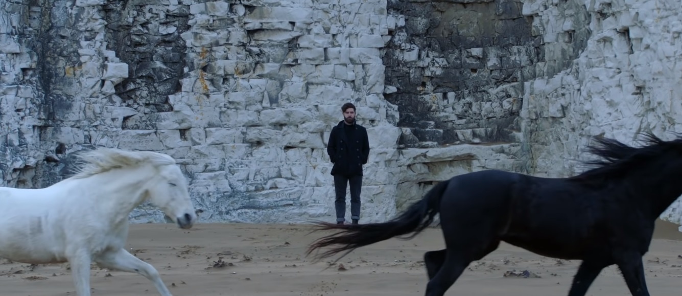 Foals dévoile son apocalypse, avec le sublime clip de "Neptune".